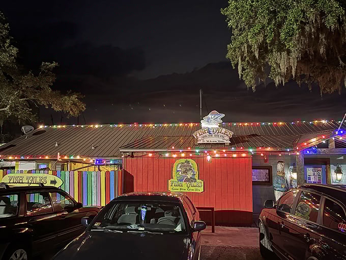 When the sun goes down, Fish Tales lights up like a coastal carnival. String lights and seafood – a match made in heaven!