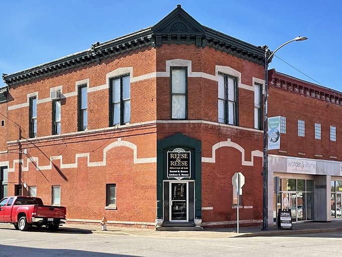 Red brick and sharp corners—like a sandwich cut diagonally, simple yet satisfying in its design.
