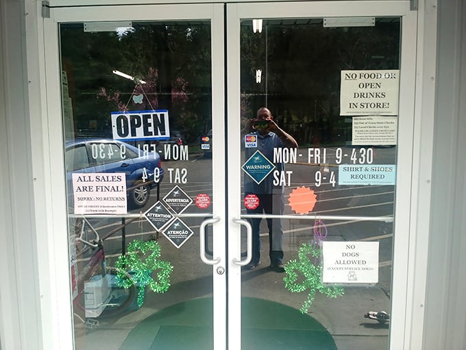 Rules on the entrance door remind us that even treasure hunting has its protocols. No food, no dogs, shirts required—bargains optional.