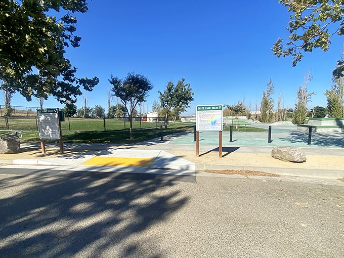 At Val de Flores Park, the informational signs are just a formality—the real story is written in the peaceful shadows cast by those welcoming trees.
