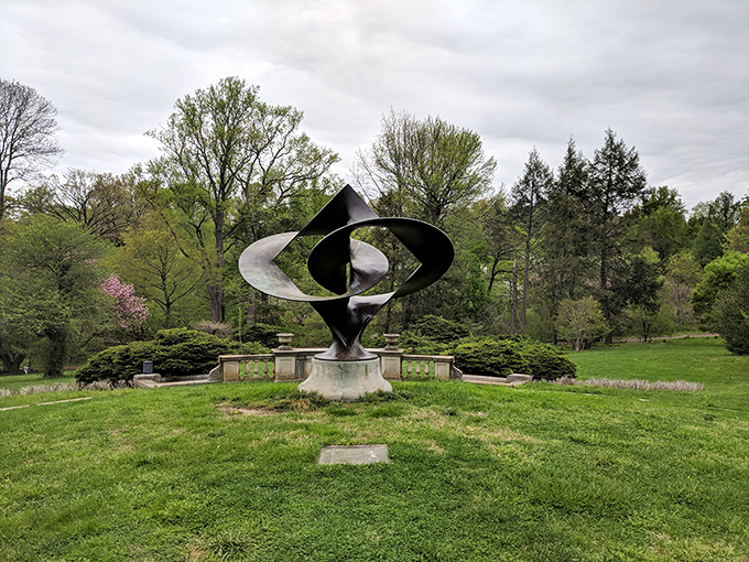This isn't just sculpture—it's cosmic art taking a breather in Pennsylvania. Like a metal origami master decided to fold space-time itself into something beautiful.