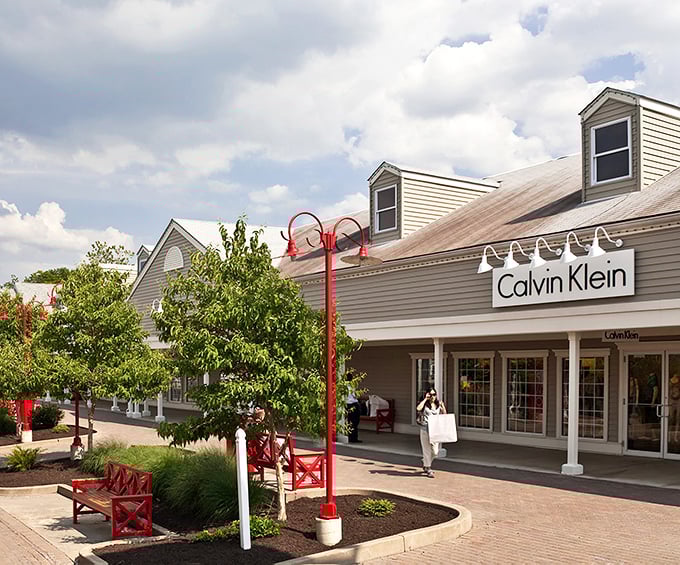 Red benches provide perfect pit stops between discovering your next great fashion find.