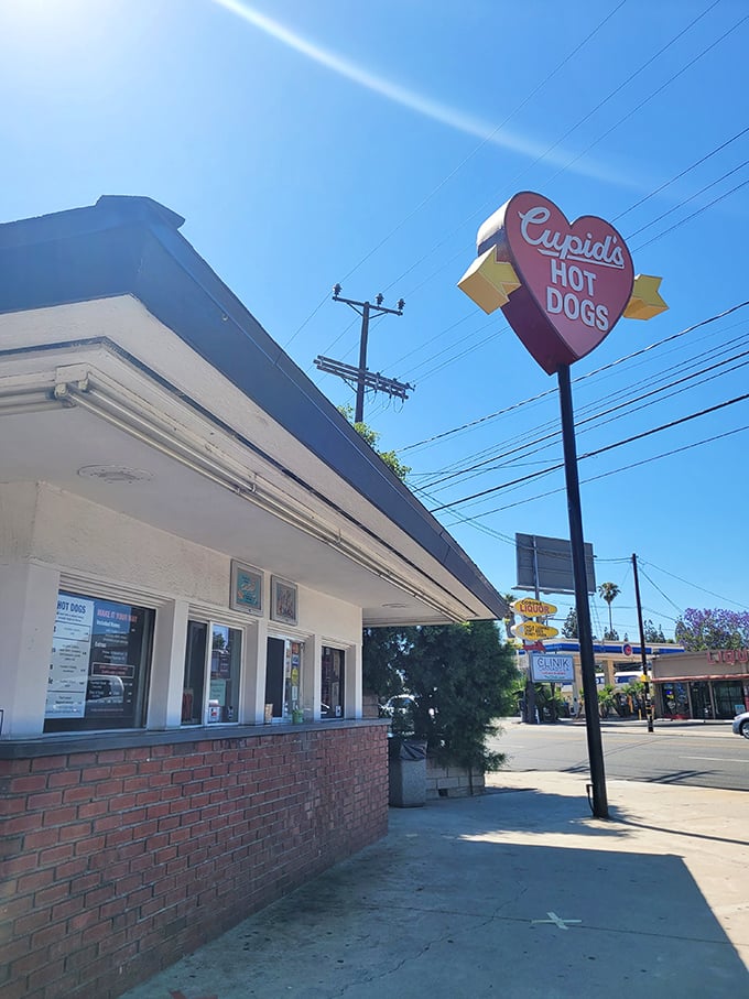 The heart-shaped sign says it all – this is where Cupid shoots arrows made of pure deliciousness.