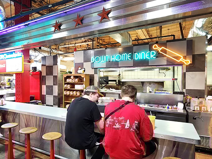 Neon signs and checkered tiles – the universal language of "good breakfast served here" since forever.