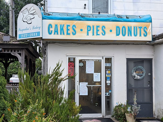 Pasqualini's classic signage tells you everything: sometimes the best things come without Instagram filters or fancy fonts.