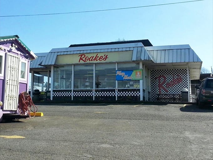 That classic checkered pattern screams vintage drive-in charm - like stepping into a Norman Rockwell painting with better food.
