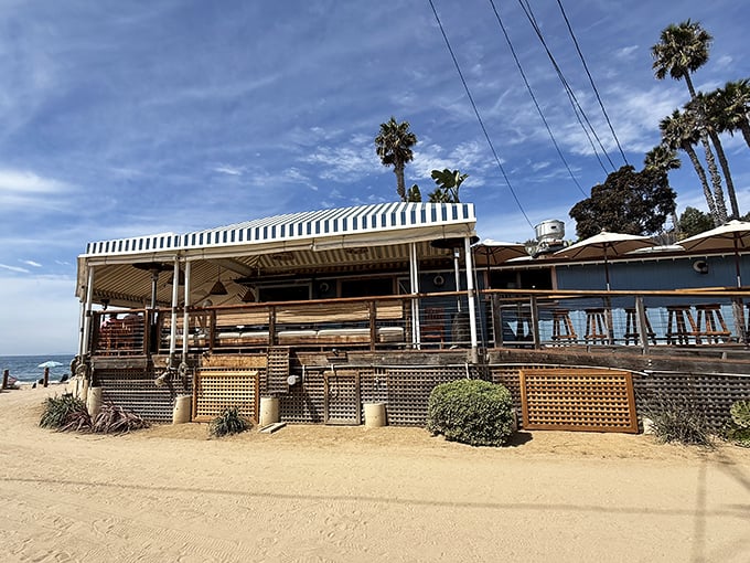 Rustic charm meets ocean drama at this weathered cottage serving comfort food classics.