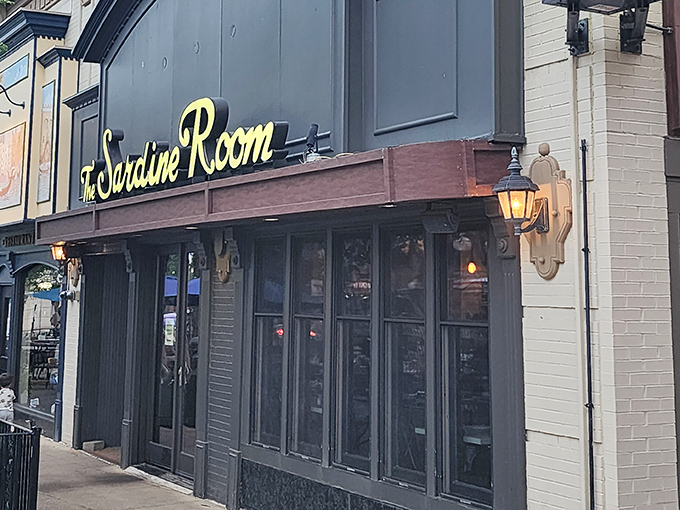 Elegant gold lettering on sophisticated blue – this is how you announce serious seafood without shouting.