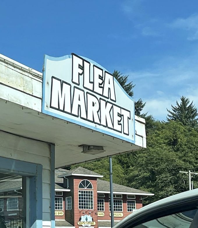 Classic flea market vibes with that perfect small-town Oregon charm – this sign has welcomed bargain hunters for years.