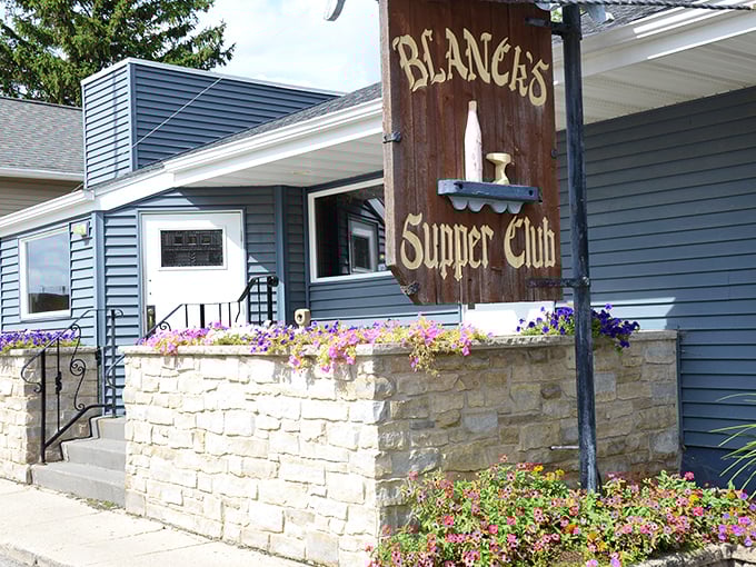 Small-town charm meets serious fish fry – the kind of place Norman Rockwell would have painted.