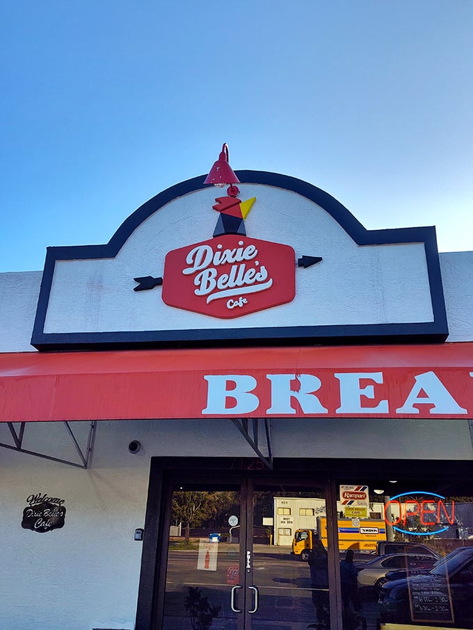 Classic diner vibes meet modern comfort in this Orlando breakfast haven that feels like home.