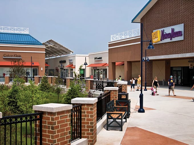 Calvin Klein neighbors with casual eateries in this shopper's paradise. Fashion and food—the ultimate power couple of any successful outing.