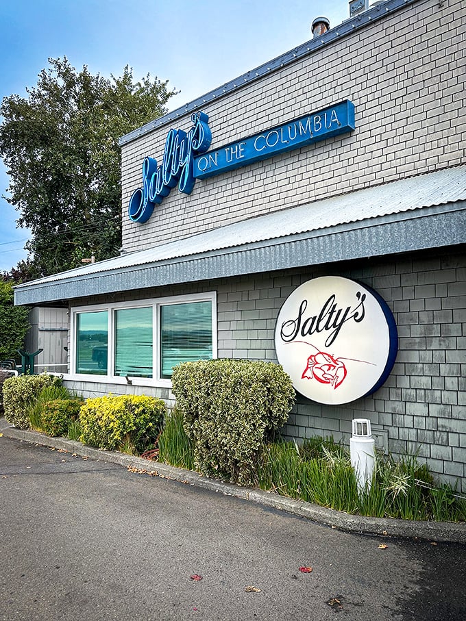 Blue skies, blue water, blue signage—this place color-coordinates better than most of us dress for dinner. The views are just a bonus.