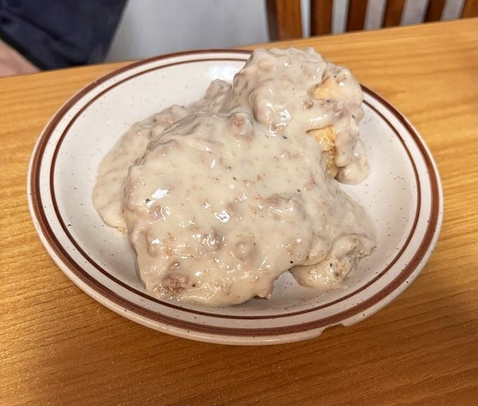 Behold the star attraction – biscuits drowning in creamy, peppery gravy. Not diet food, but who cares when comfort tastes this transcendent?