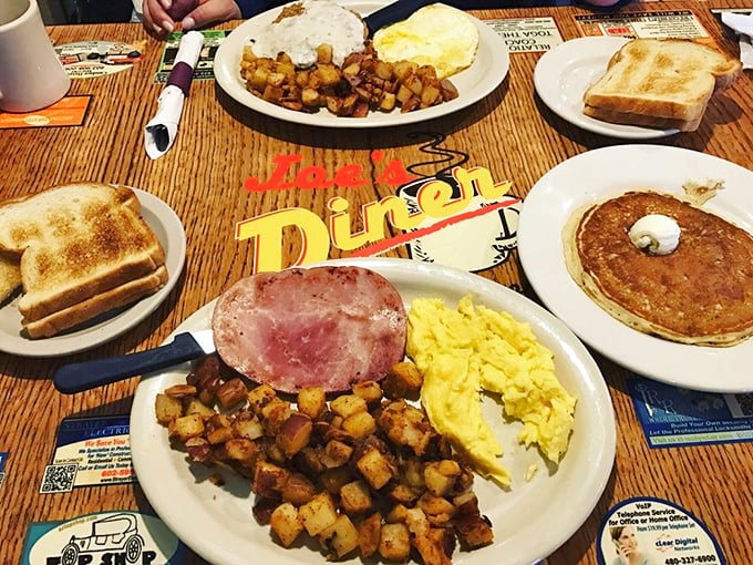 Breakfast platters that could fuel a desert hike—golden hash browns, perfectly scrambled eggs, and ham sliced thick enough to make a statement.