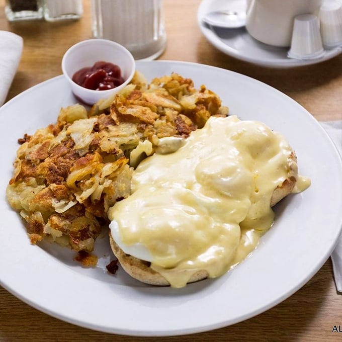 Eggs Benedict with crispy hash browns – where hollandaise dreams come true. The perfect marriage of creamy and crispy on one heavenly plate.