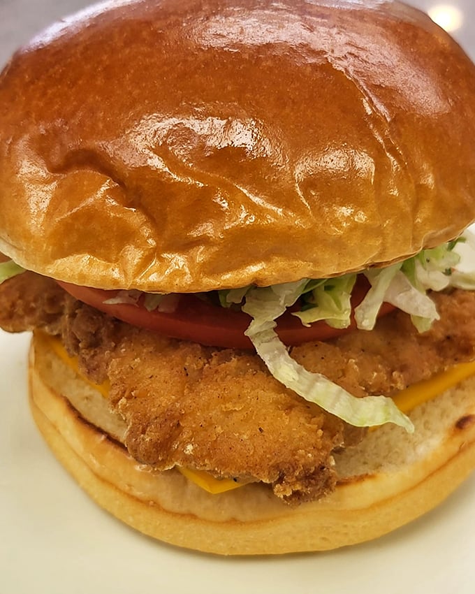 This chicken sandwich isn't trying to win Instagram fame—it's aiming for something more important: making you close your eyes and sigh with satisfaction after the first bite.