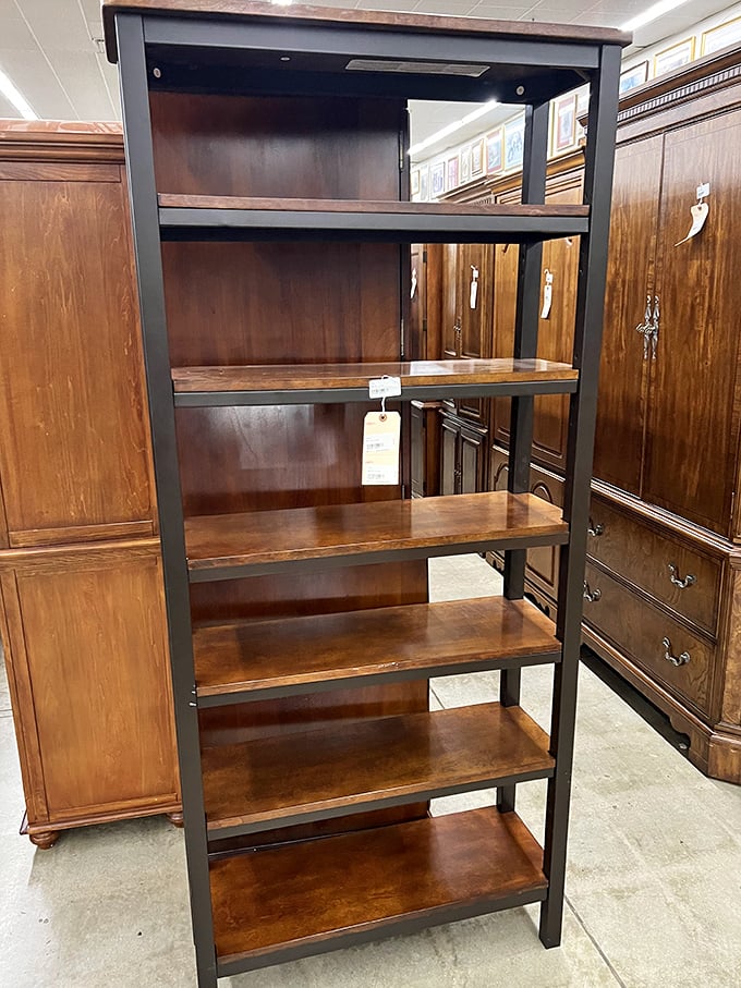 Industrial meets warmth in this modern shelving unit – perfect for displaying your collection of unread books and conversation pieces.