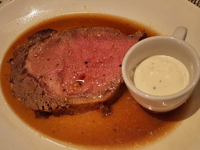 This prime rib arrives looking like it graduated summa cum laude from meat university – perfectly pink and proud.