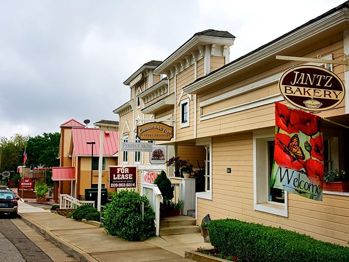 Jantz Bakery knows what mountain mornings need – fresh bread and zero pretense about it.