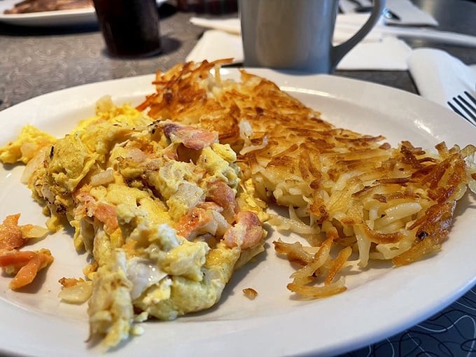 The Western omelet and hash browns – a breakfast duet so perfect it deserves its own morning radio show.