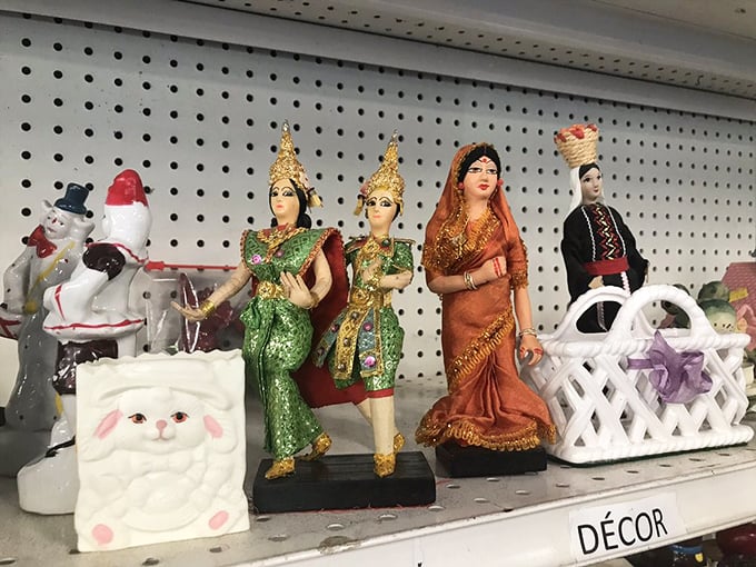 The "Décor" section houses cultural artifacts from around the world, from Santa figurines to traditional dancers in vibrant attire.
