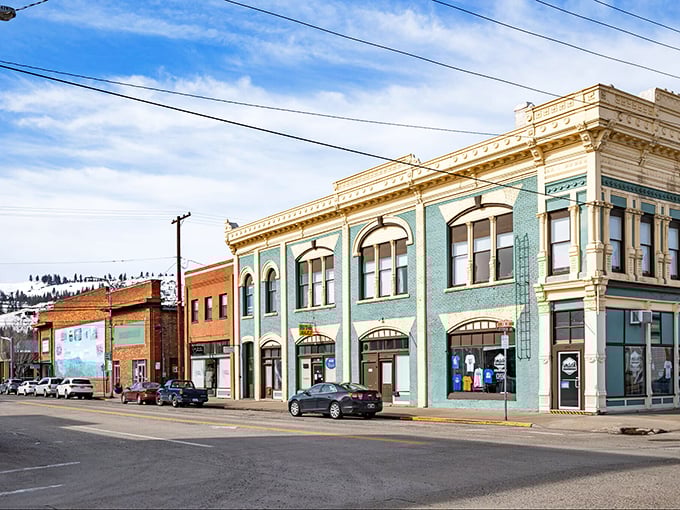 La Grande's tree-lined streets prove that some cities still remember how neighborhoods should actually feel.