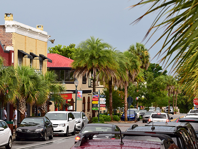 Palm trees and Spanish moss—nature's way of decorating without having to hire an interior designer.