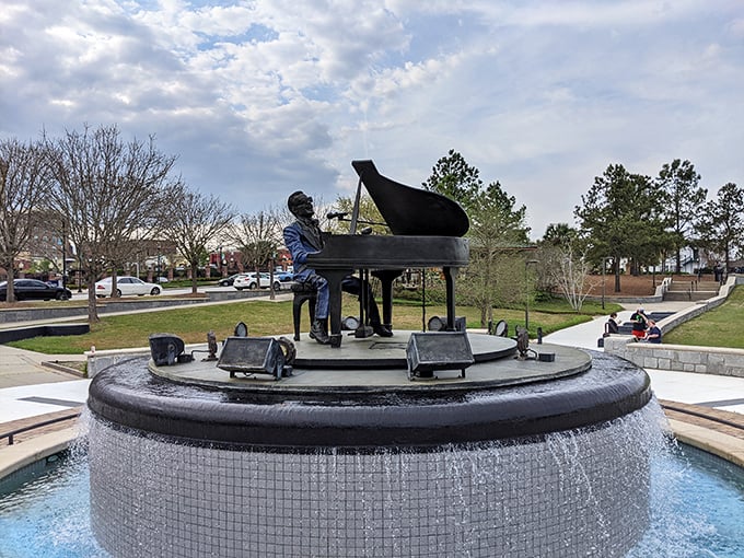 Ray Charles at the piano – a tribute fountain celebrating Albany's musical heritage without the big-city price tag.
