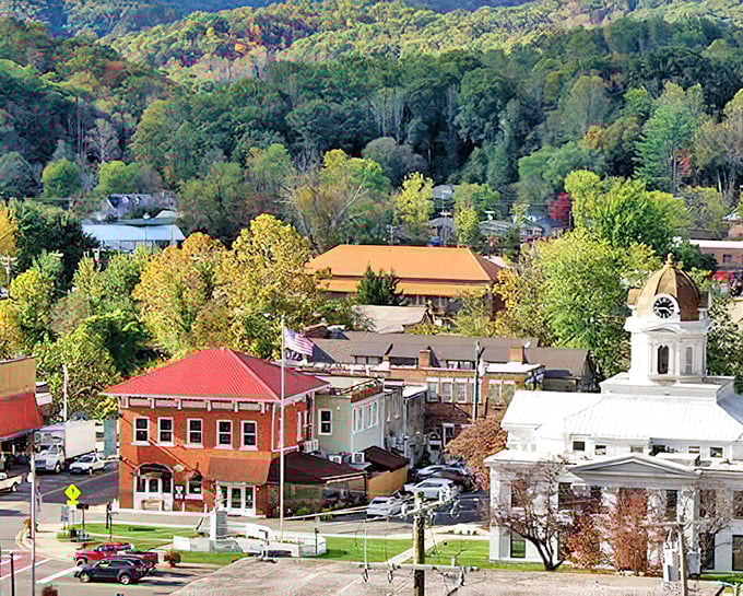 Small-town charm meets mountain adventure in this perfectly positioned Smoky Mountain community.