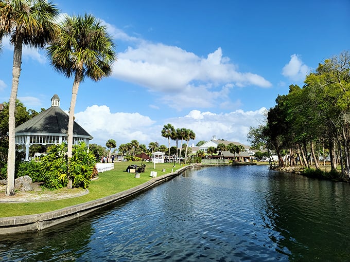 Paradise found! Crystal River's waterways and palm-lined shores are Mother Nature's way of showing off her Florida portfolio.