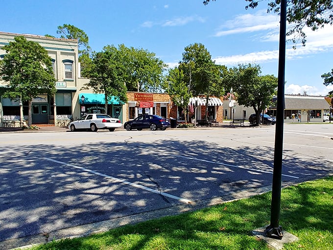 Edenton Historic Buildings: History with a view! Edenton's waterfront district is where colonial charm meets Instagram-worthy backdrops.