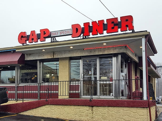 Classic diner styling with that unmistakable red roof promises hearty meals and even heartier portions inside.