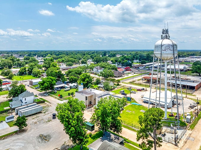 Jennings offers big-city amenities with small-town prices that'll make your budget smile widely. 