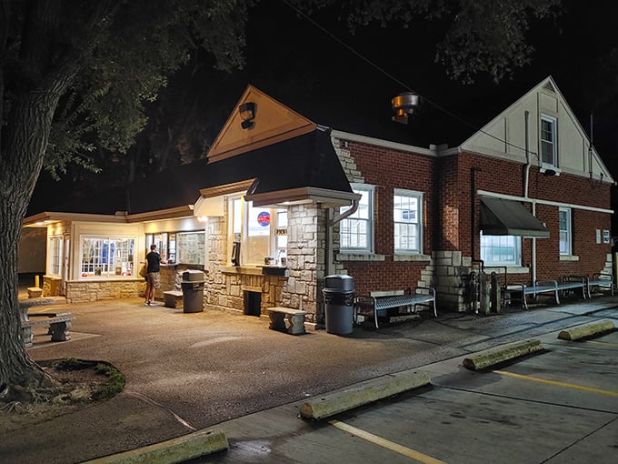 LeDuc's after dark is like finding an oasis in a desert of ordinary desserts. The warm glow promises cold treats inside.