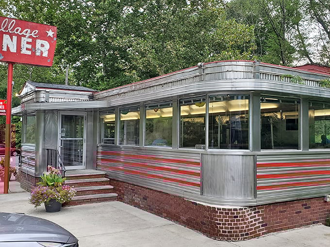 Nestled among greenery, this Milford gem offers outdoor seating perfect for savoring pie while watching the world go by.