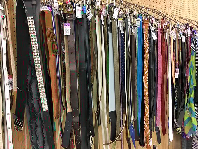 The belt section resembles a leather rainbow – from classic brown to wild patterns that would make Elvis raise an approving eyebrow.