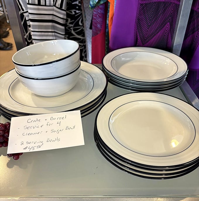 Crate & Barrel dinnerware at yard sale prices? Yes, please! These pristine place settings are ready for their second chapter.