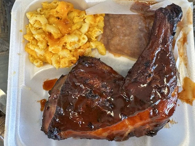 Barbecue chicken and mac and cheese – a combination so perfect it should have its own national holiday.