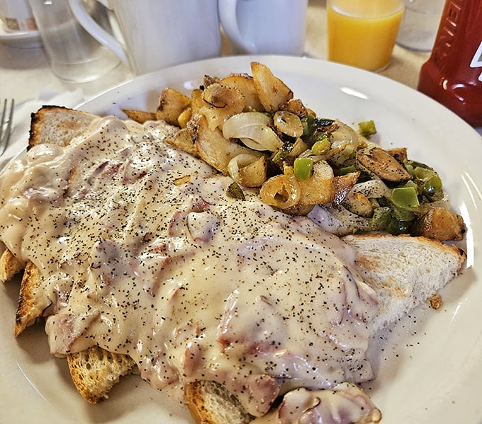 Creamed chipped beef that would make your grandmother nod in approval – comfort food that's survived every culinary trend for good reason.