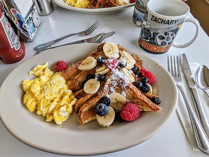French toast that could make a Parisian jealous, crowned with fresh berries and bananas. Notice the Hollywood souvenir mug – part of Eddie's charming mismatched collection.