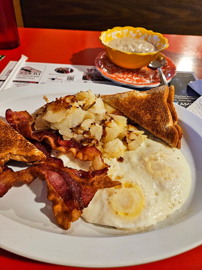 A proper breakfast demands proper home fries – crispy edges, tender centers, and the kind of simple perfection that fancy brunch spots try desperately to replicate.