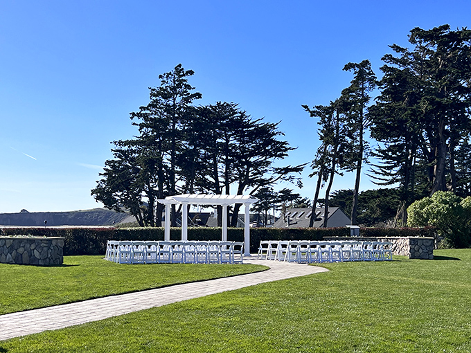 Not all wedding venues are created equal—this oceanfront ceremony space practically guarantees photobombing by breathtaking Pacific views.