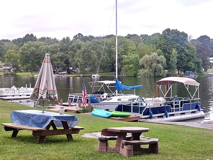 Picnic tables with million-dollar views – who needs a fancy restaurant when nature provides the ambiance?