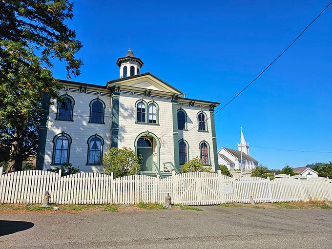 This isn't just any schoolhouse—it's Hitchcock history. The birds may be gone, but the goosebumps remain.