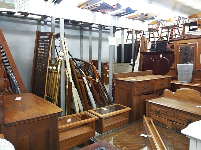 Solid wood furniture with character lines instead of assembly instructions – these cabinets and bed frames have survived decades and are ready for more.