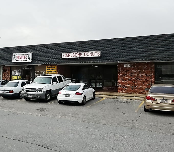 No-frills brick exterior, no-nonsense sign – this is where donut traditionalists find their happy place, free from trendy distractions.