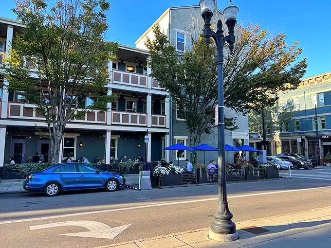 Downtown Cincinnati's historic buildings make the perfect backdrop for Losanti's modern take on the classic steakhouse. Urban dining at its finest.