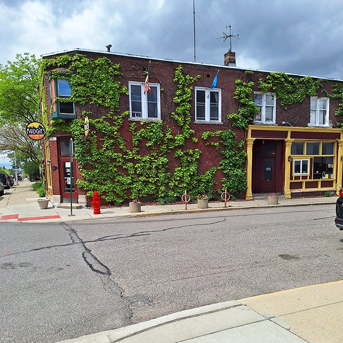 Nature is literally embracing this brick building – even the ivy knows where to find Detroit's sandwich treasures.