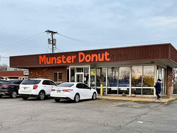 That bright orange sign is practically shouting "STOP YOUR CAR NOW!" Munster Donut knows how to grab attention in the best way.